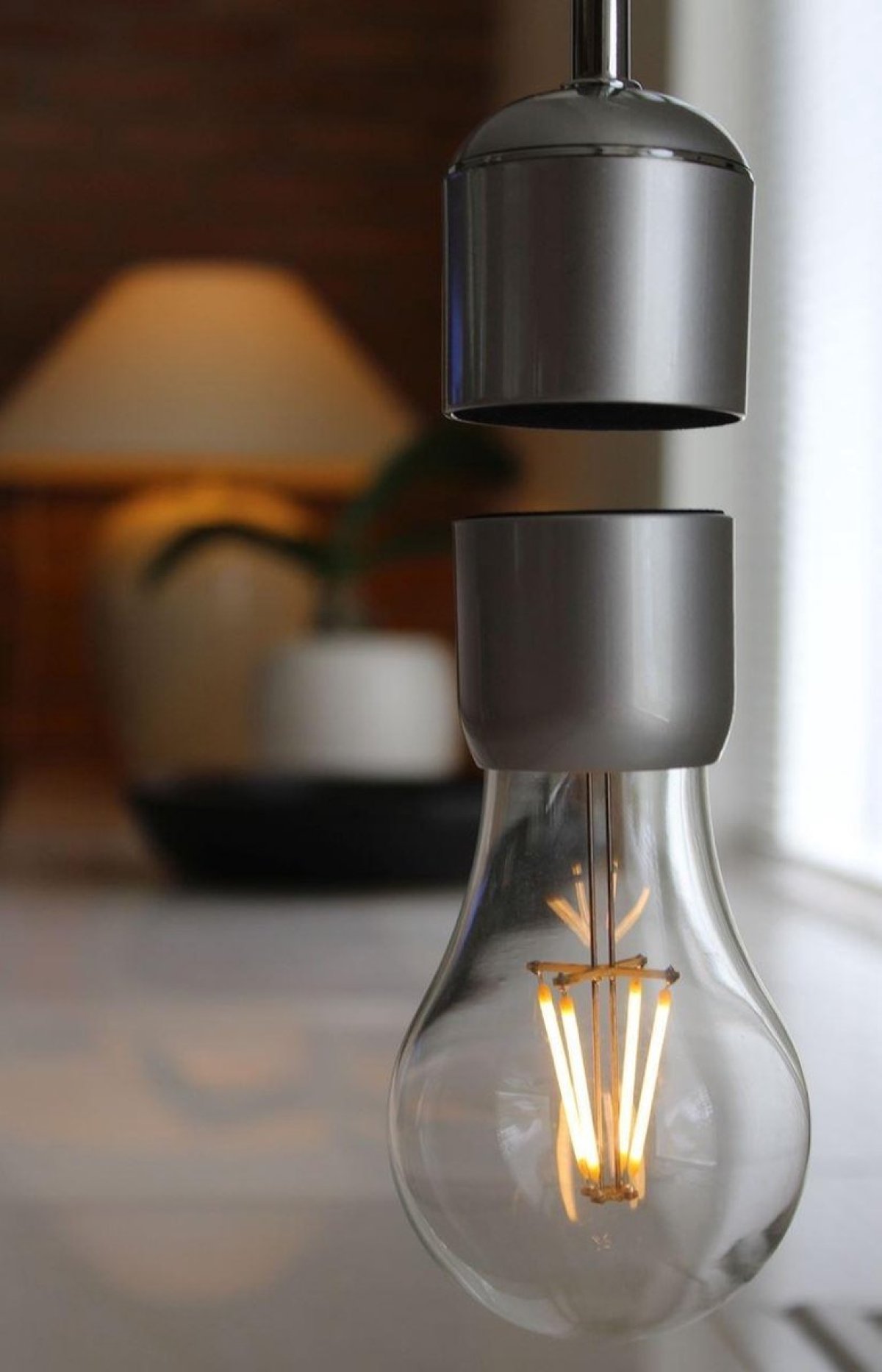 Køb Magnetic Levitating Floating Bulb Lampe til kun 1299,- på Temashop.dk