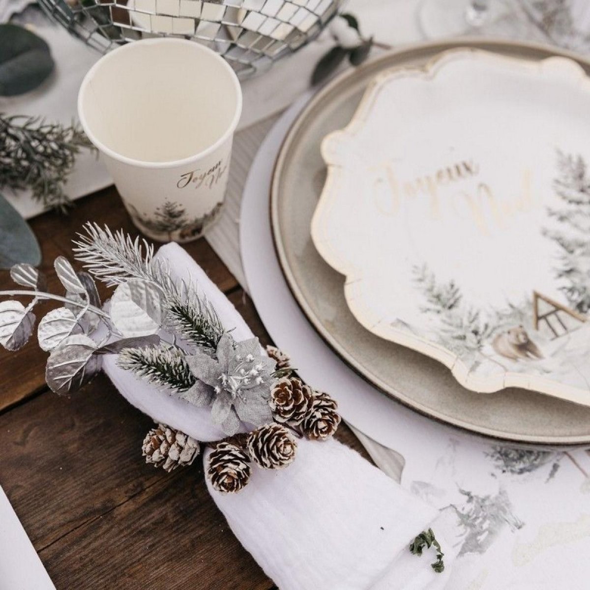 Fyrretræsgren Med Sne til 29 kr. på Temashop.dk