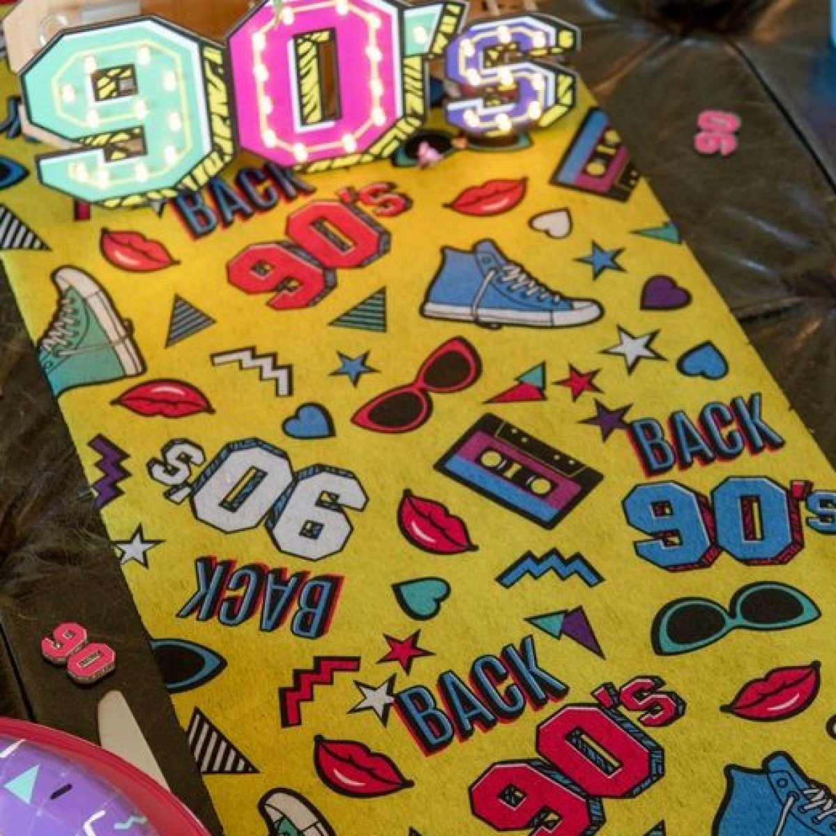90'er Tema - Køb fed udklædning til 90'er fest på Temashop.dk