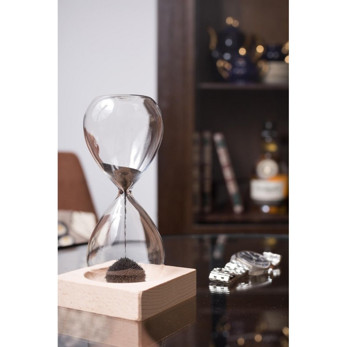 Magnetisk Timeglas Med Træfod til 139 kr. på Temashop.dk