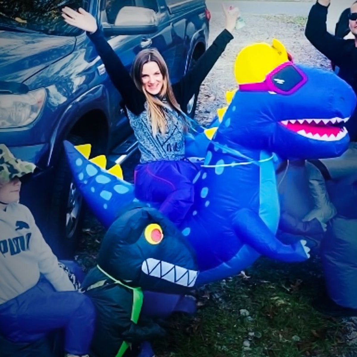 Oppusteligt Carry Me Dinosaur Kostume til 499 kr. på Temashop.dk